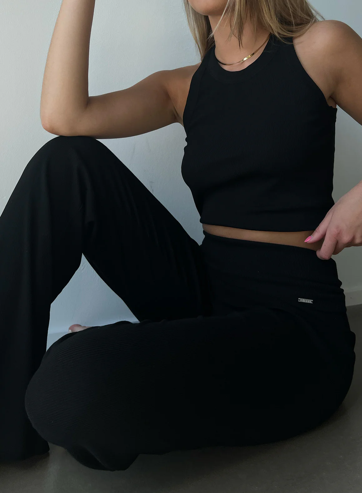 aimn Black Ease Ribbed Pants – Wodbúð