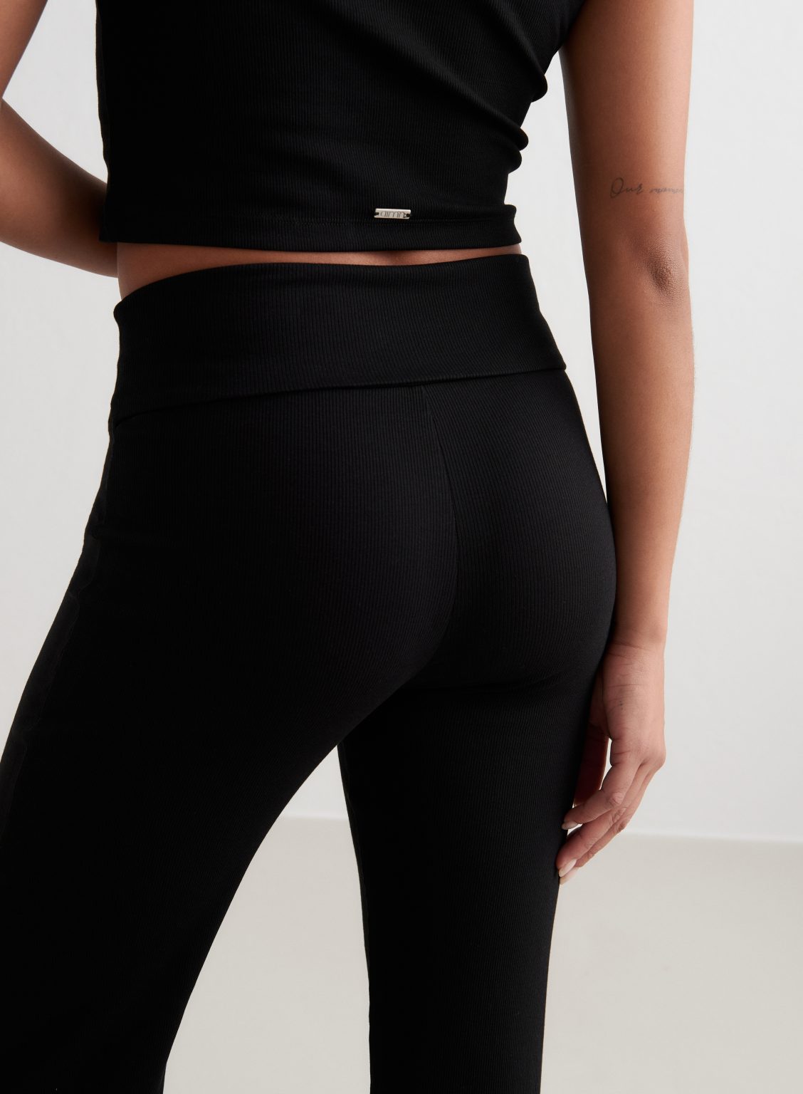 aimn Black Ease Ribbed Pants – Wodbúð